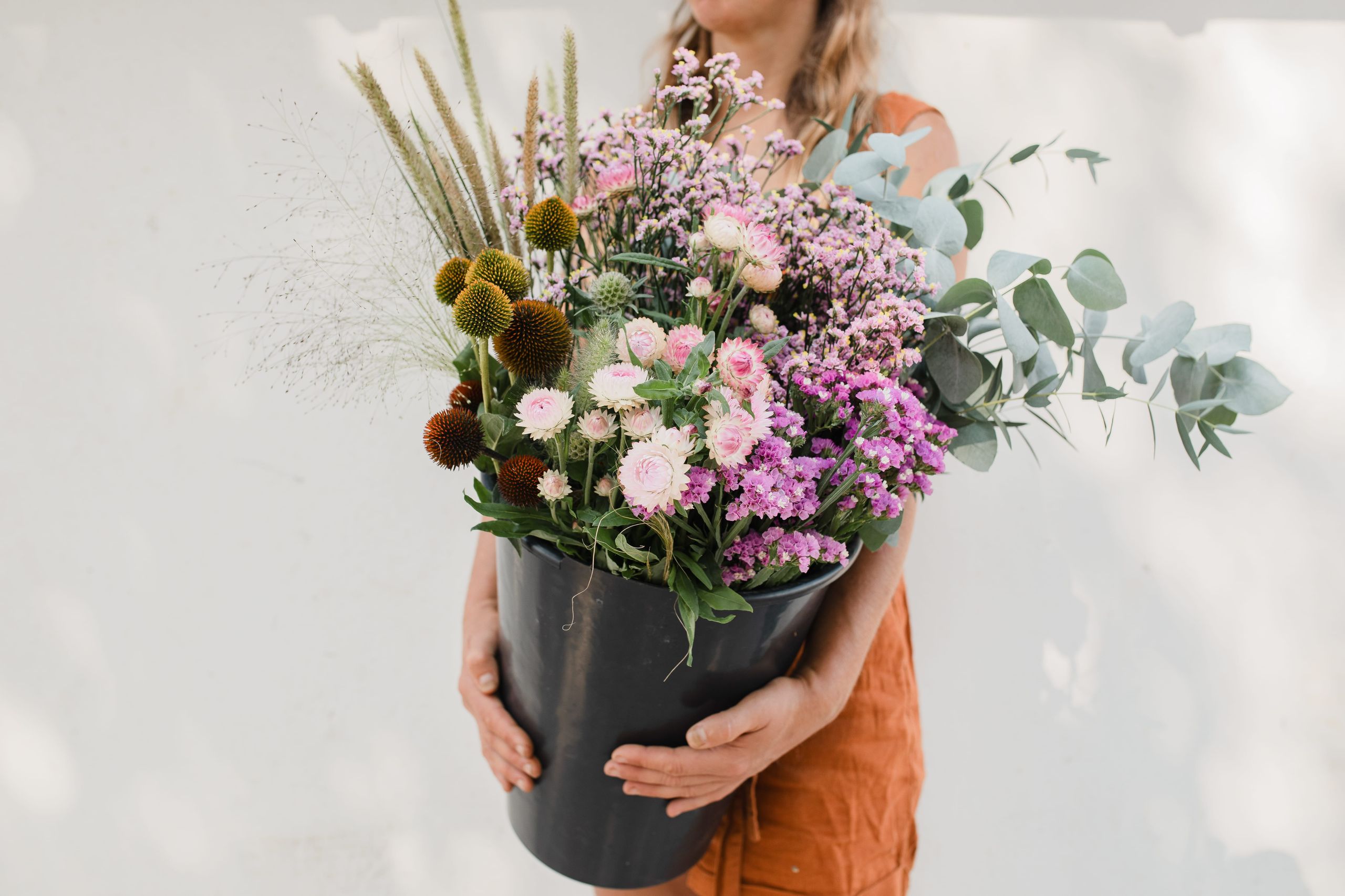Kýbl materiálu na sušení do růžova · Loukykvět